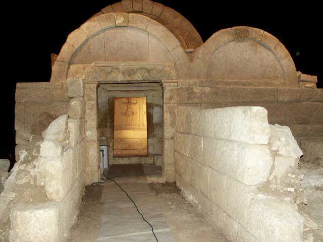 Тракийската гробница край с. Свещари